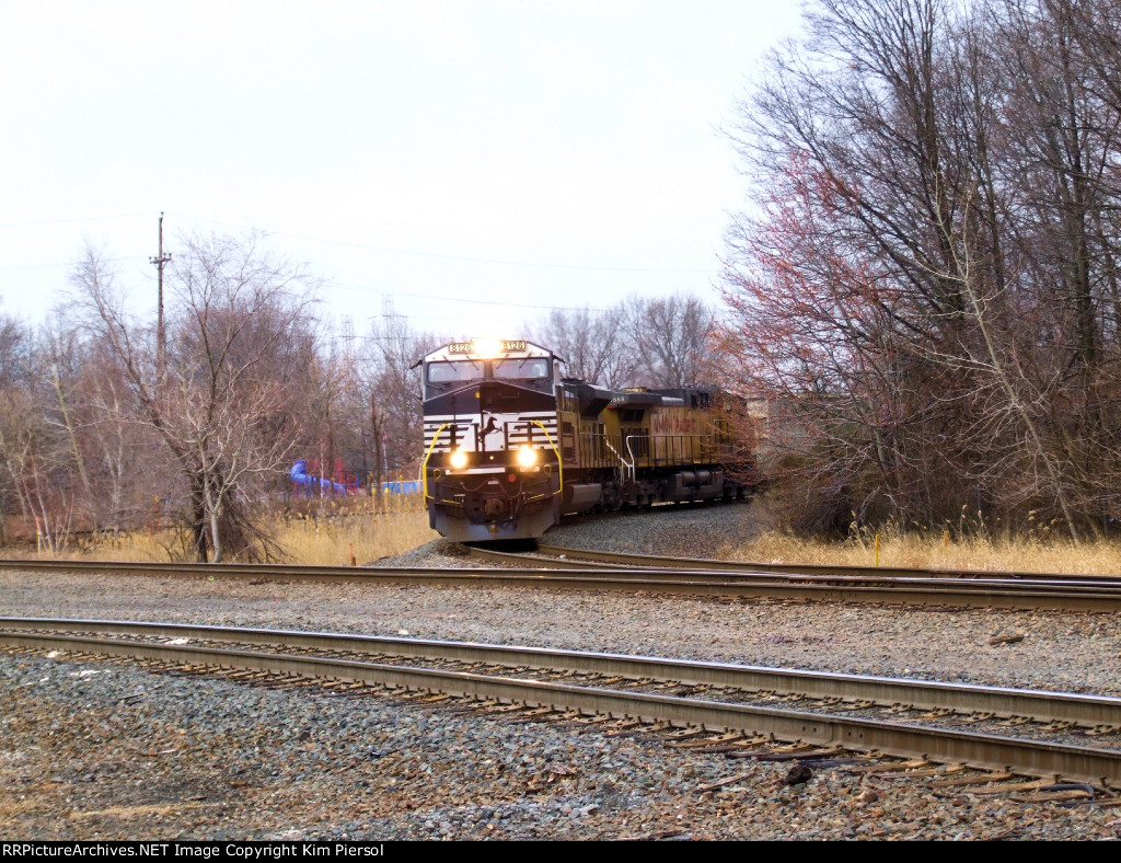 NS 8126 UP 8496 UP 6668 NS TRain Z4E Ethanol Loads